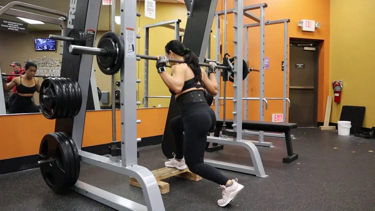 What Do Smith Machine Lunges Work On & How to Perform Them Properly ...